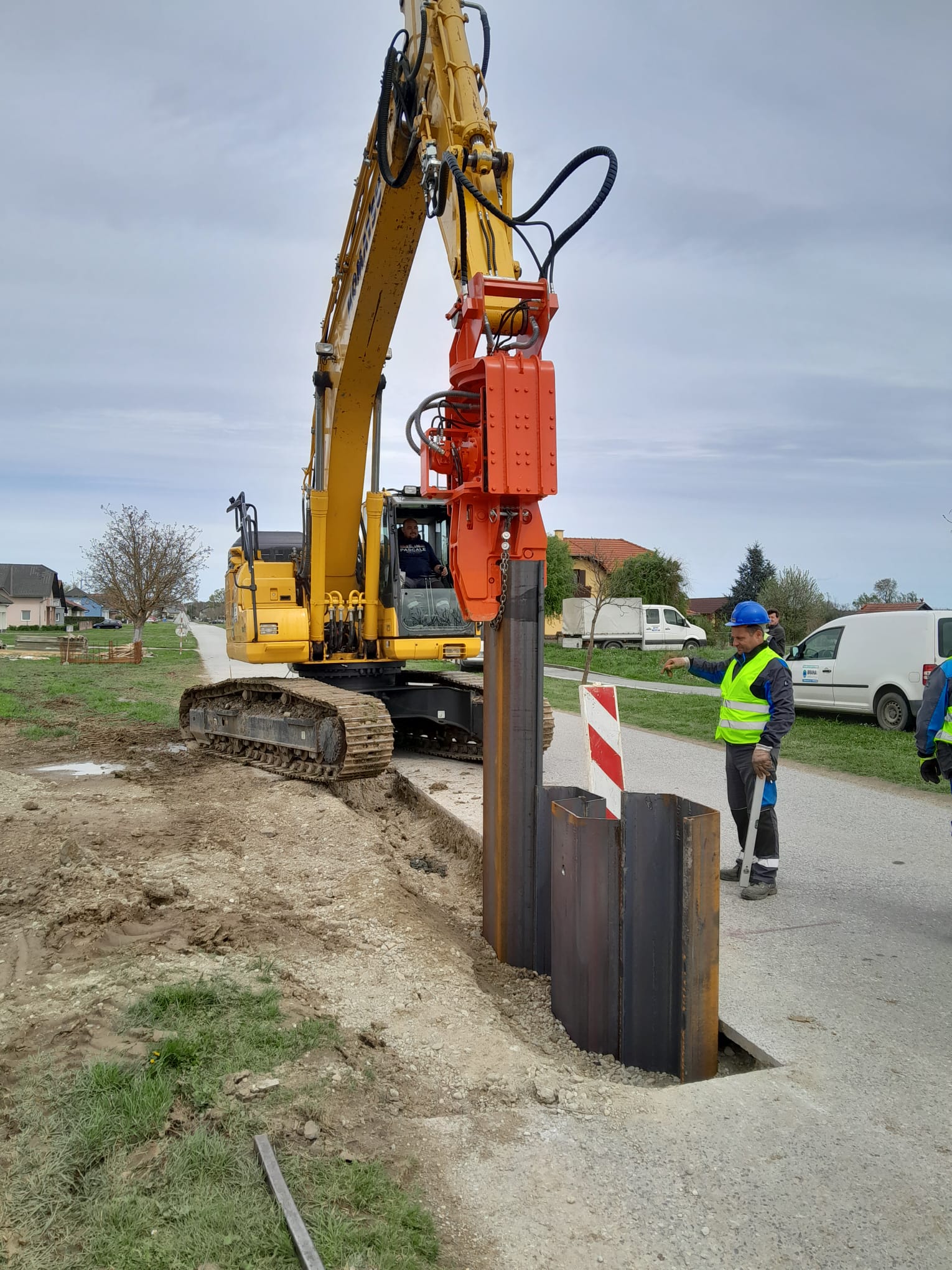 NPK HP10 Nabijač za talpe i Larsen talpe L604 - isporuka i puštanje u ...